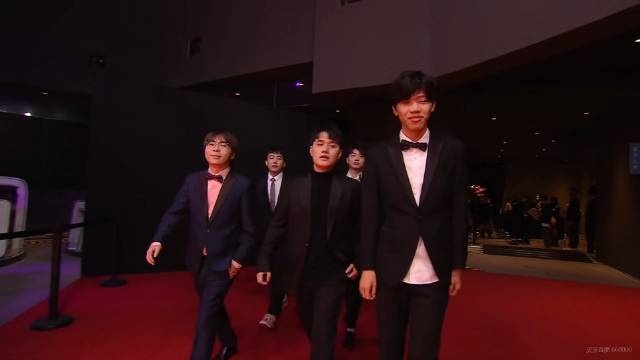 LPL全明星红毯仪式：辅助男团集结 ON Mark神采奕奕-直播吧