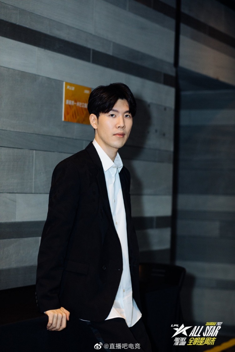 LPL官方返图：帅气西装Shy老师上线-直播吧