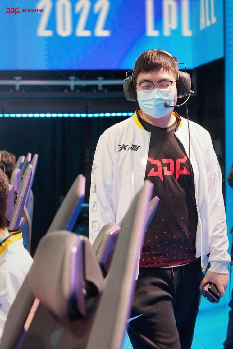 JDG全明星现场返图：9宝第一次带领队伍，准备冲锋！-直播吧