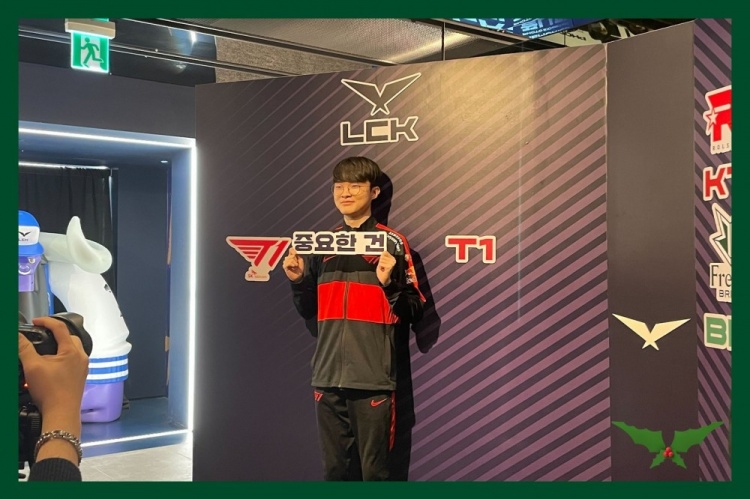 LCK官推晒图：Faker参观LCK展览馆，回顾属于自己的荣誉-直播吧