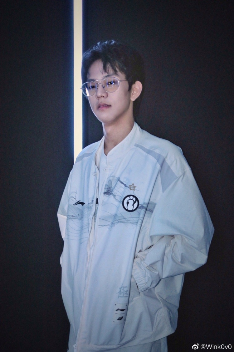 Wink赛前身着新队服晒照：新赛季首战，准备冲！-直播吧