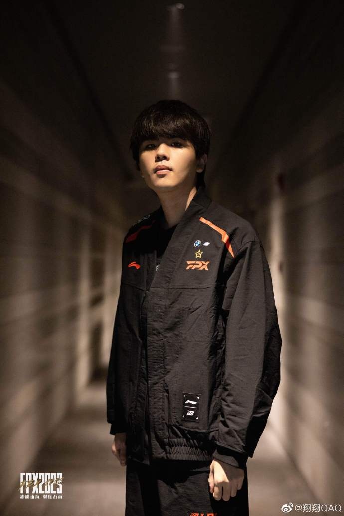 大眉来了！LWX赛前身着新队服晒照：浅热一下身-直播吧