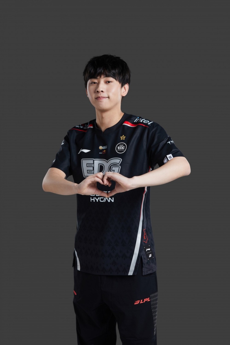EDG春季赛定妆照：新赛季征程将要开启 银龙骑士团加油！-直播吧