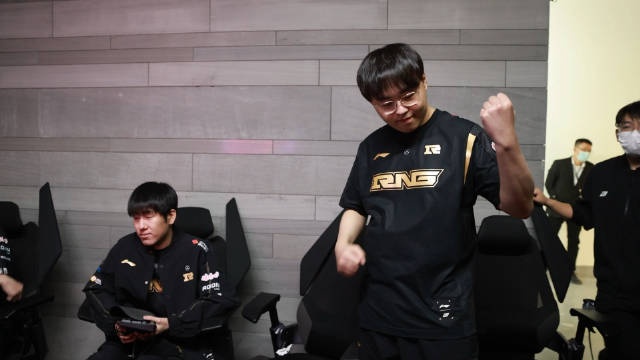 RNG赛前花絮：在台下跃跃欲试准备登场动作-直播吧