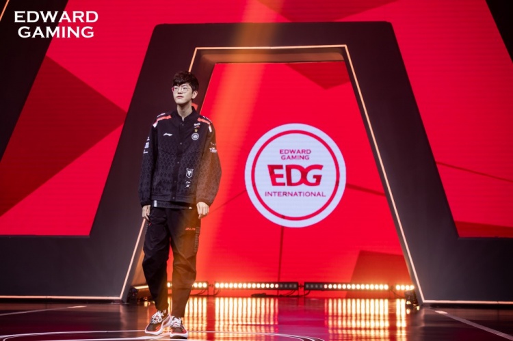 EDG赛后返图：今天的出场pose大家看得还满意吗-直播吧