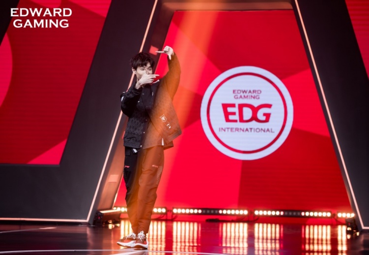 EDG赛后返图：今天的出场pose大家看得还满意吗-直播吧