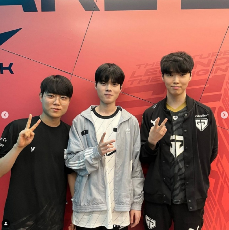 DK官方更新ins：Deft和老队友们的合照-直播吧