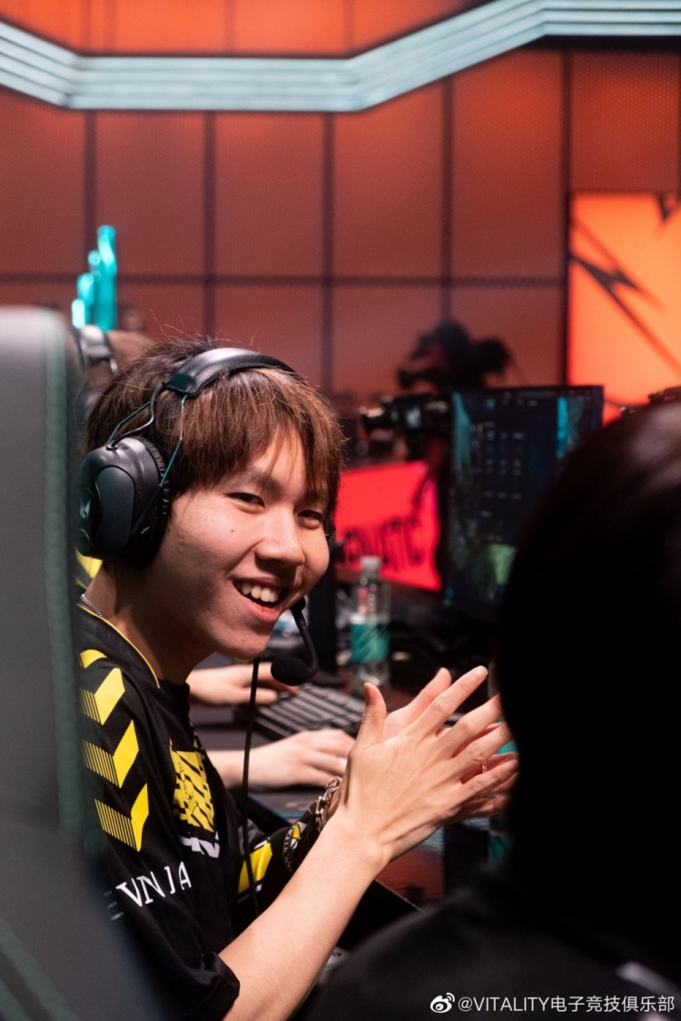 VIT分享BO照片：新年假期要结束了 准备好干碎G2-直播吧