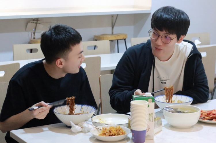 LNG官博晒照：LvMao和Light回来省亲啦-直播吧