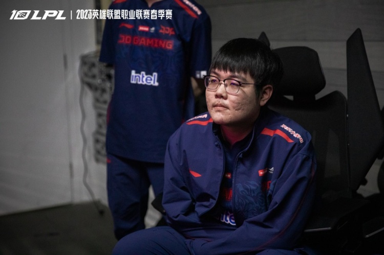 JDG赛后返图：休息室异常严肃的369和放松的Missing-直播吧