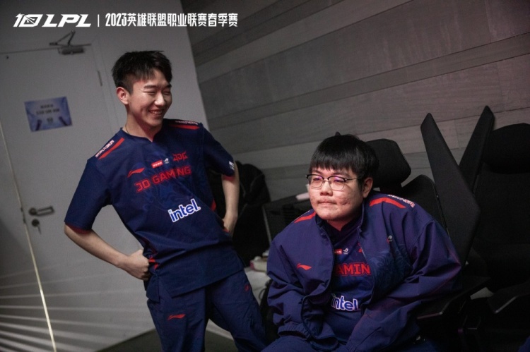 JDG赛后返图：休息室异常严肃的369和放松的Missing-直播吧