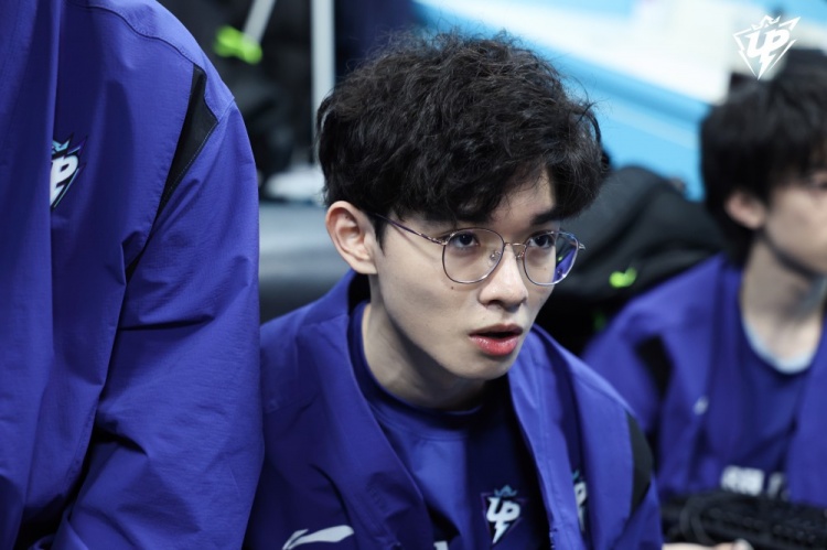 UP俱乐部昨日赛后返图：Baolan歪头，Ning王啃手指-直播吧