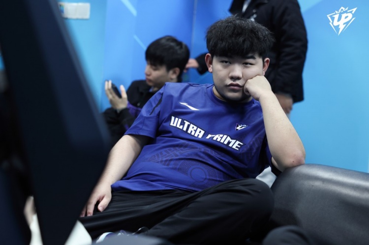 UP俱乐部昨日赛后返图：Baolan歪头，Ning王啃手指-直播吧