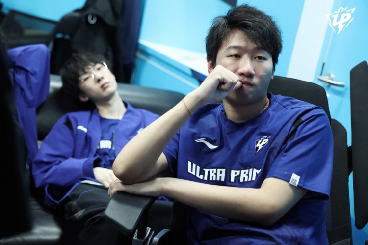 UP俱乐部昨日赛后返图：Baolan歪头，Ning王啃手指-直播吧