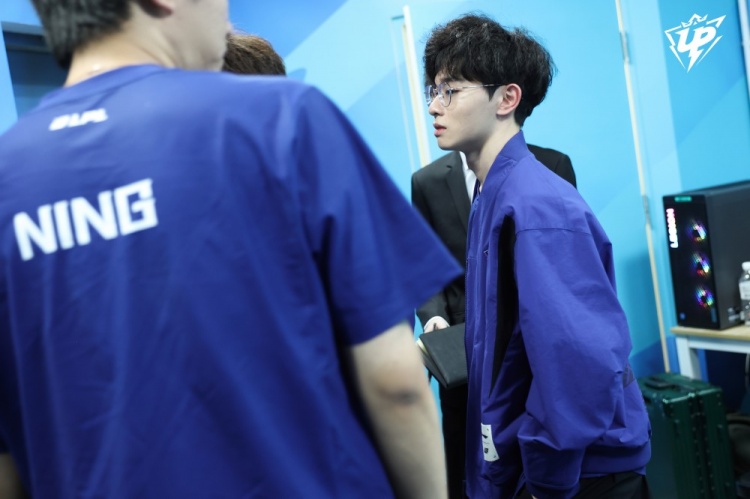 UP俱乐部昨日赛后返图：Baolan歪头，Ning王啃手指-直播吧