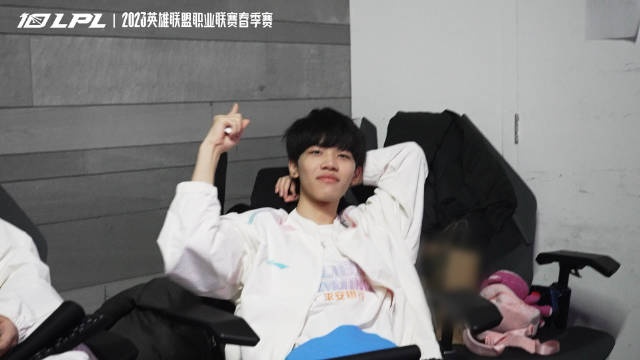 LPL选手分享BLG赛前花絮：Xun表演一个原地起飞-直播吧