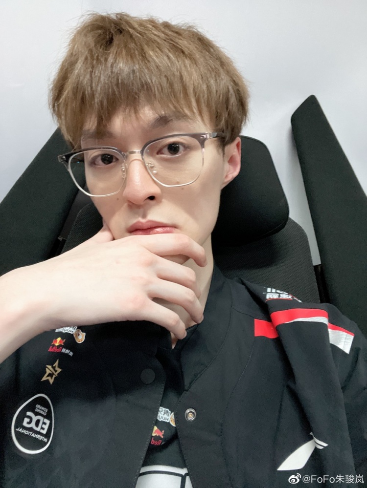 FOFO晒出自拍：思考中-直播吧