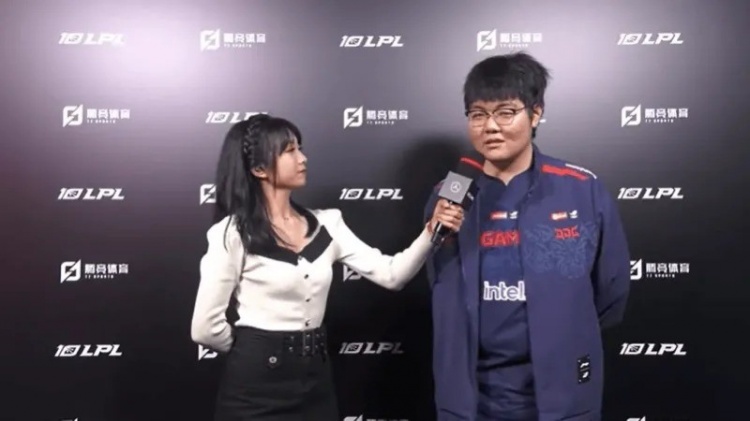 英文流采访369：下一场面对WBG这支强劲队伍，就想跟他们打一次-直播吧