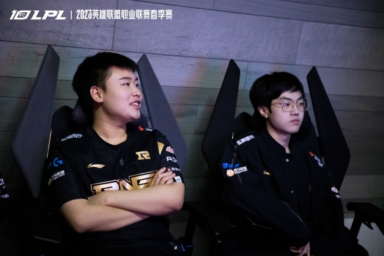 LPL选手发布RNG选手比赛图片：赛前呼吸和Ming笑着同框-直播吧