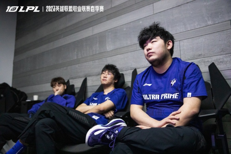 UP赛后返图：Boalan若有所思，Ning静听教练复盘-直播吧