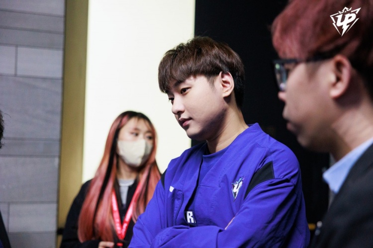 UP无缘季后赛返图：Baolan神色凝重 Ning自我思考 蕉太狼图三红温-直播吧