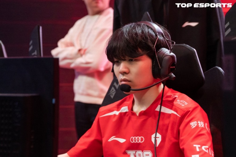 TES赛前返图：Tian新发型神色凝重 双C严肃以待-直播吧