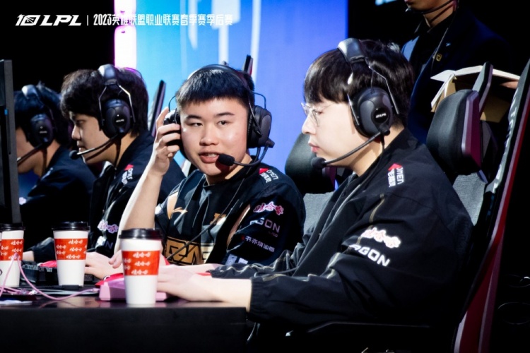 RNG赛后返图：赢下比赛后兴高采烈的Angel-直播吧