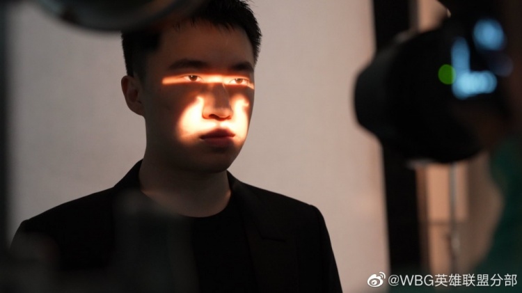 WBG分享Xiaohu定妆照花絮：大佬🐯十周年光影记忆留存-直播吧