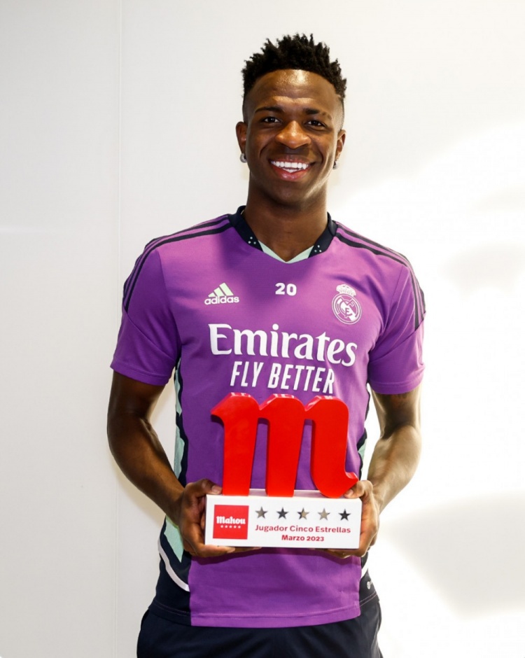 连续两个月当选！维尼修斯领取皇马3月最佳球员奖杯-直播吧