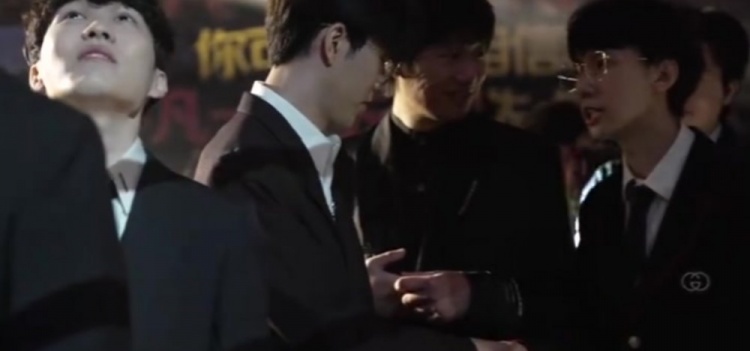 泪目😭S8iG夺冠阵容汇聚十周年后台，五名首发互相握手致意！-直播吧