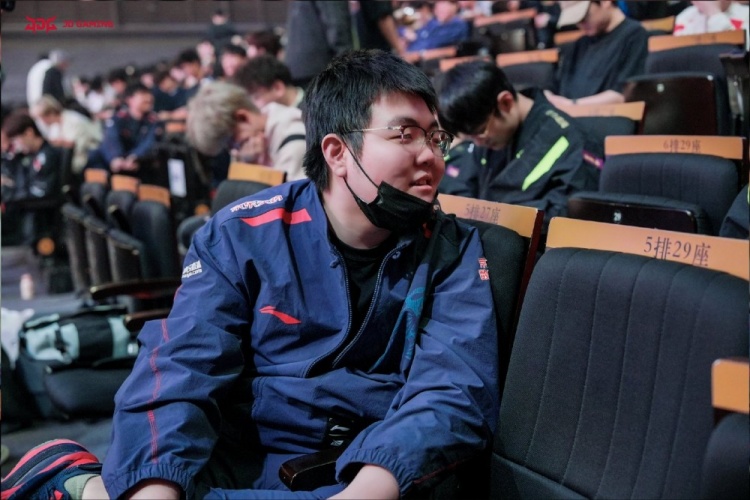 JDG选手大会返图：这就是周一上班状态-直播吧