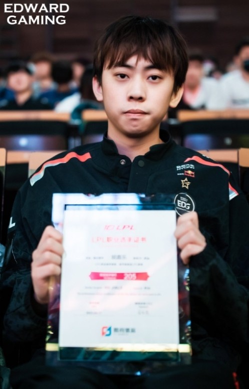 给jiejie都整乐了！Ale疯狂找角度摆pose自拍-直播吧