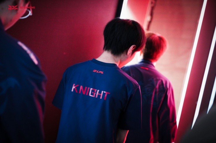 JDG分享knight近照：只想靠两手，向理想挥手-直播吧