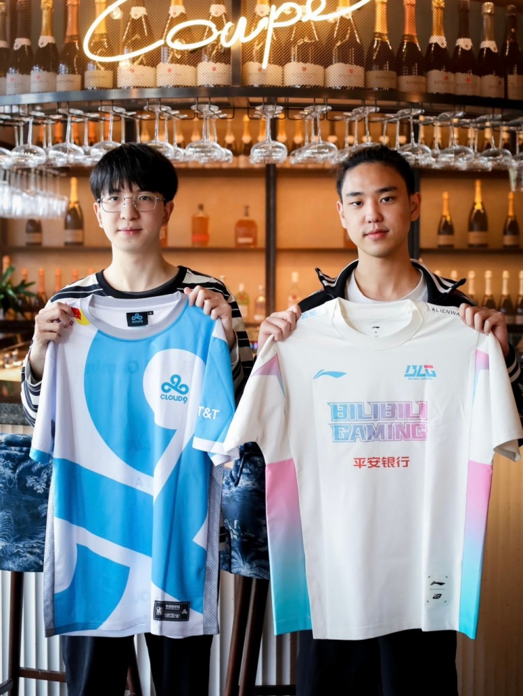 BLG分享Elk和C9的ad Berserker选手交换队服的照片-直播吧