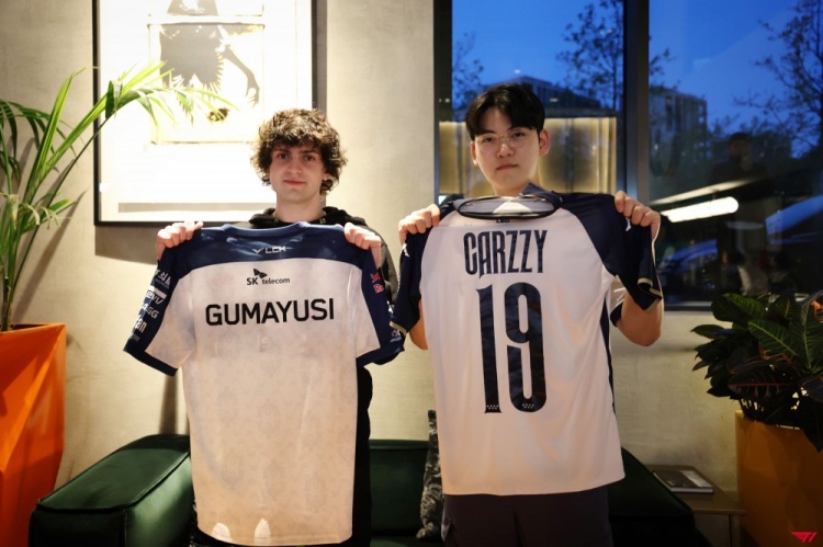 T1分享Guma与Carzzy交换队服：我们在世界赛再见!-直播吧