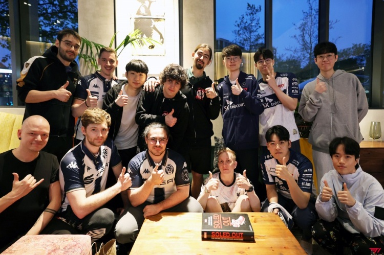 T1分享Guma与Carzzy交换队服：我们在世界赛再见!-直播吧