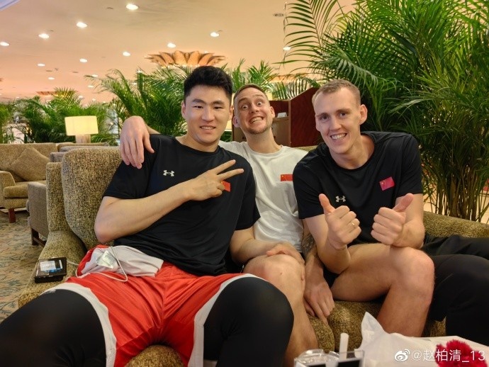 看饿了😋赵柏清晒与拉脱维亚三篮队员探食照：最爱粤菜yyds-直播吧
