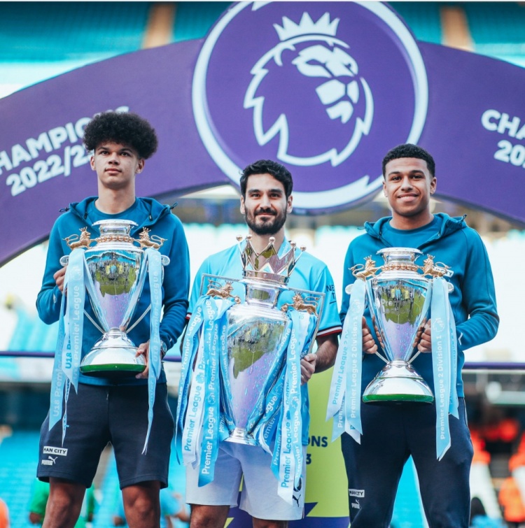 曼城包揽一线队、U21、U18三个组别英超冠军，社媒晒奖杯合照-直播吧