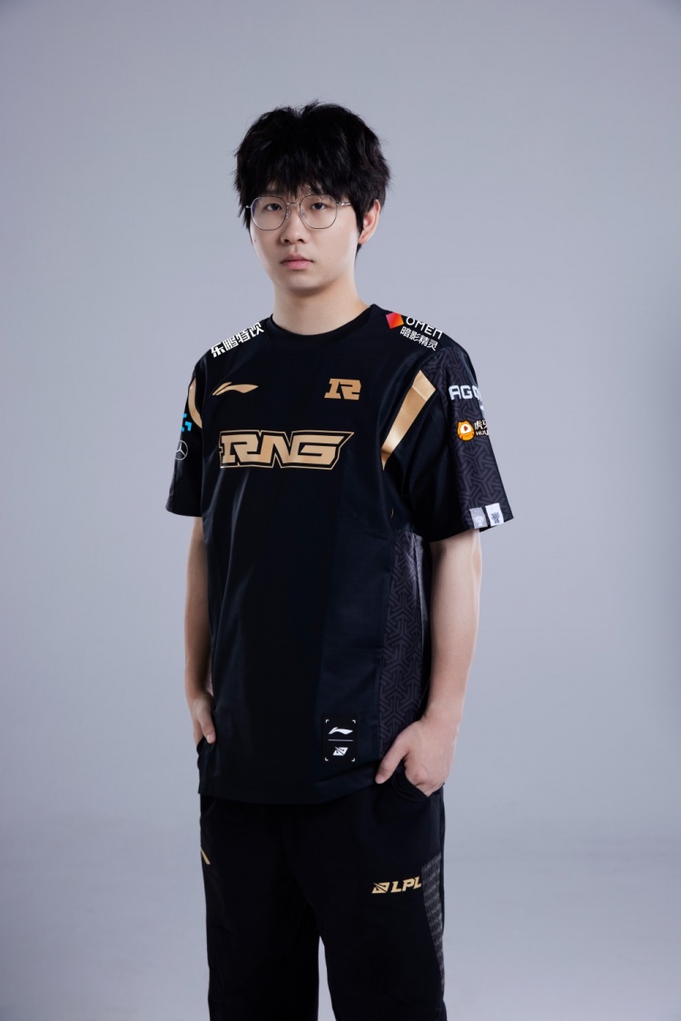 RNG发布夏季赛定妆照：用热血开启夏日风暴！-直播吧