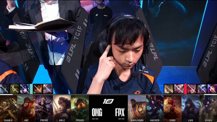 🎮H4cker飞天螳螂利刃杀戮 Lwx月男红白刀狂肿三杀 FPX先下一城-直播吧