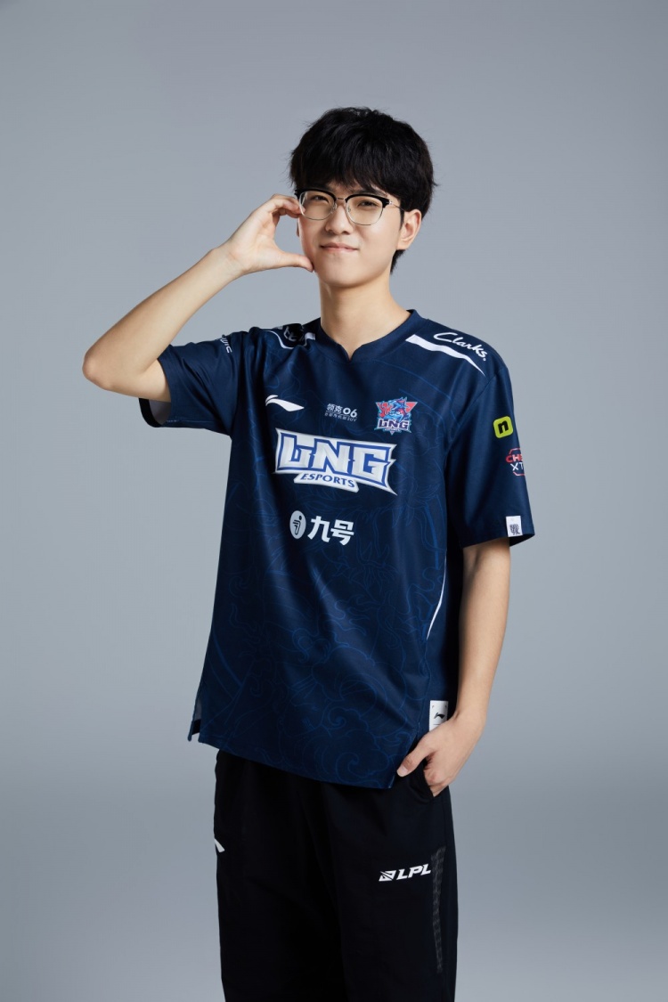 LNG公布官方拍摄S13定妆照：Zika与Scout用手比心卖萌呢？-直播吧