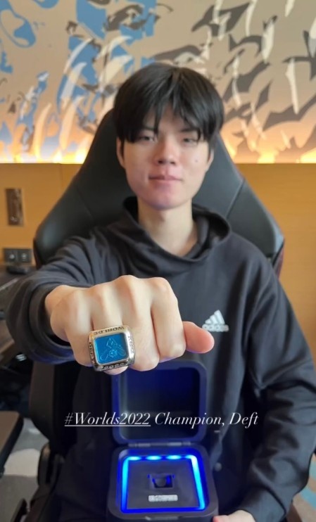 LCK官方ins更新图片：冠军下路Deft🦙和他的S12🏆💍-直播吧