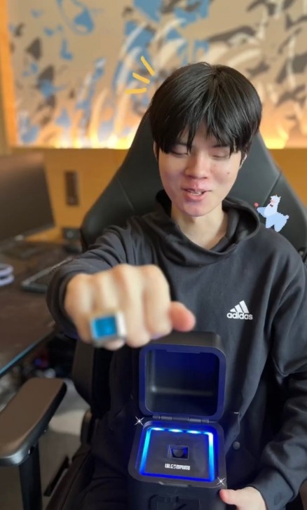 LCK官方ins更新图片：冠军下路Deft🦙和他的S12🏆💍-直播吧