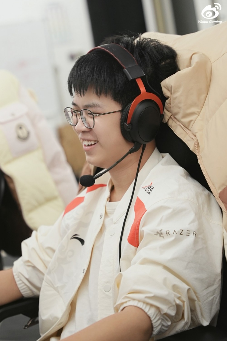 zdz表情严肃！WBG晒训练室返图 xiaohao面带微笑 xiaohu沉思-直播吧