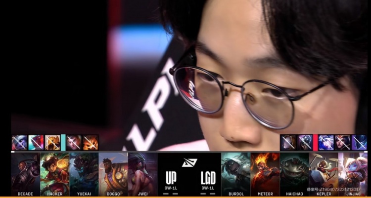 🎮H4cker大树拼尽全力双C后期接管比赛 UP三波团战完成首局翻盘-直播吧