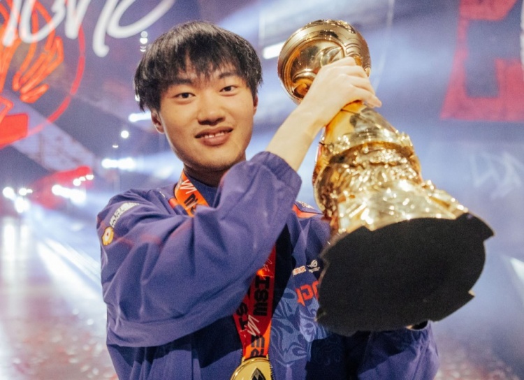 LOL官推晒knight手捧奖杯图：他回来捍卫荣誉了！-直播吧