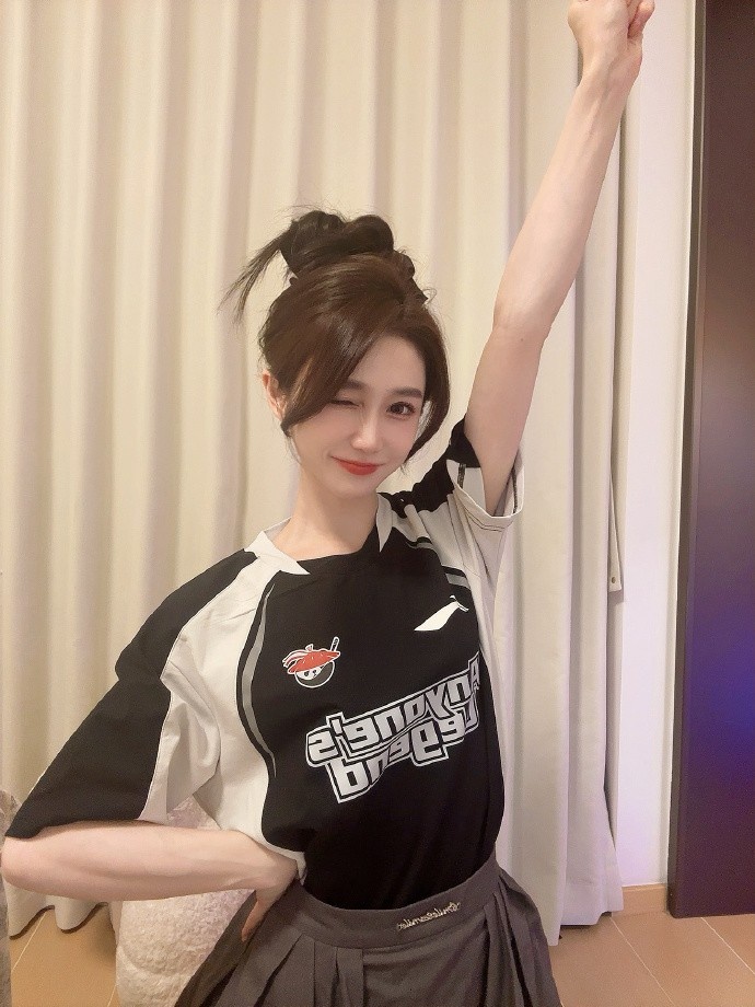 主持人小悠晒BLG AL队服照：穿上出征服给LPL队伍疯狂打call ！！-直播吧