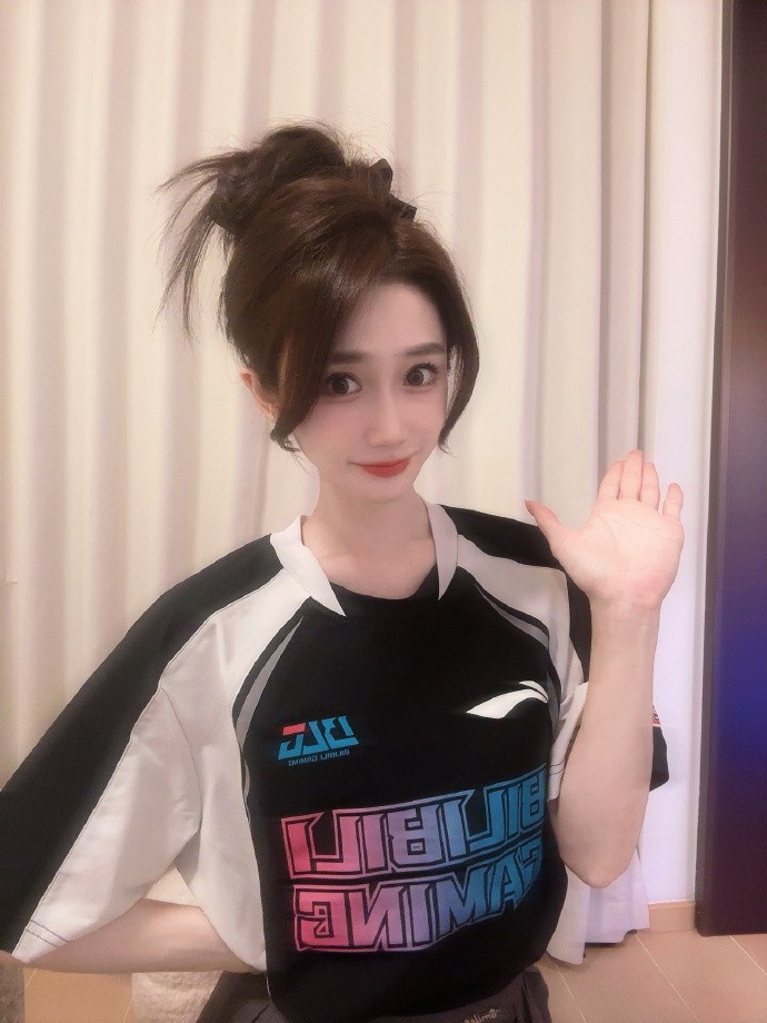 主持人小悠晒BLG AL队服照：穿上出征服给LPL队伍疯狂打call ！！-直播吧