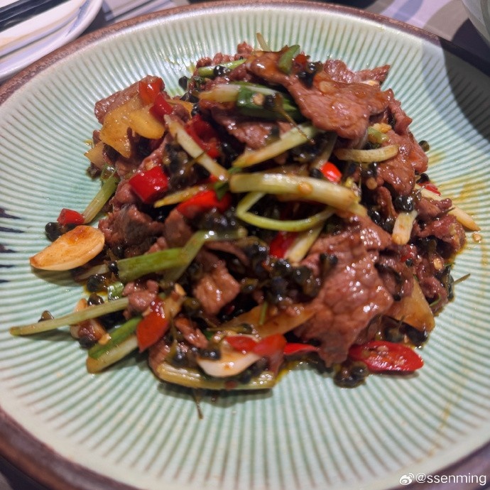 Meiko请客吃饭！Ming晒聚餐照：感谢田老板，请客吃饭-直播吧