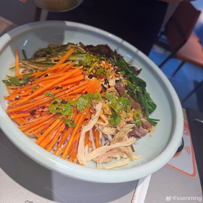 Meiko请客吃饭！Ming晒聚餐照：感谢田老板，请客吃饭-直播吧